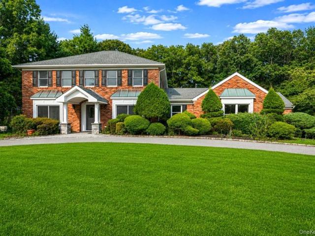 10 Springmeadow Dr, Kings Park, NY 11754