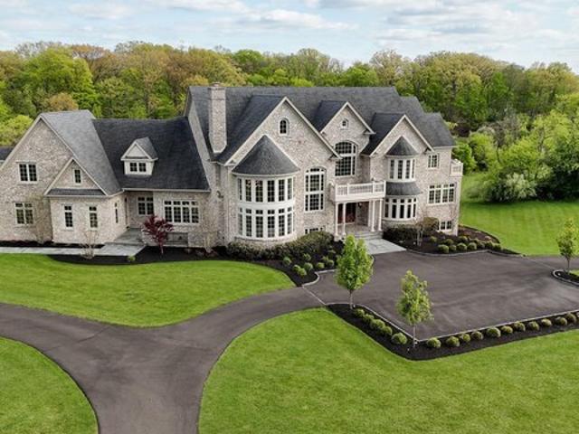 10 Stonebridge Crossing Rd, Newtown, PA 18940