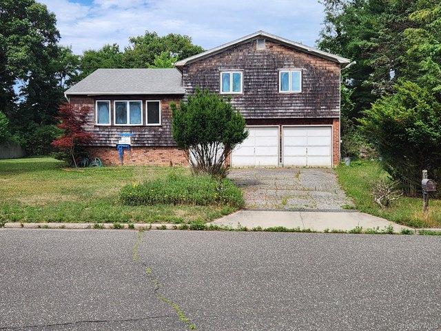 10 Starling Ct, Coram, NY 11727
