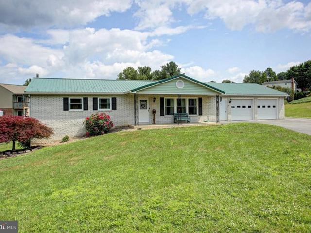 10 Surrey Ct, Chambersburg, PA 17201