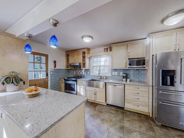 10min walk to DT East Point, MARTA, & grocery in t