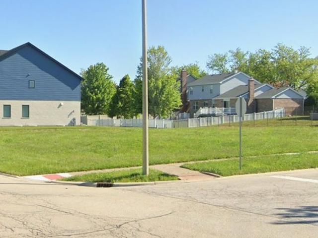 10S065 Havens Dr, Downers Grove, IL 60516