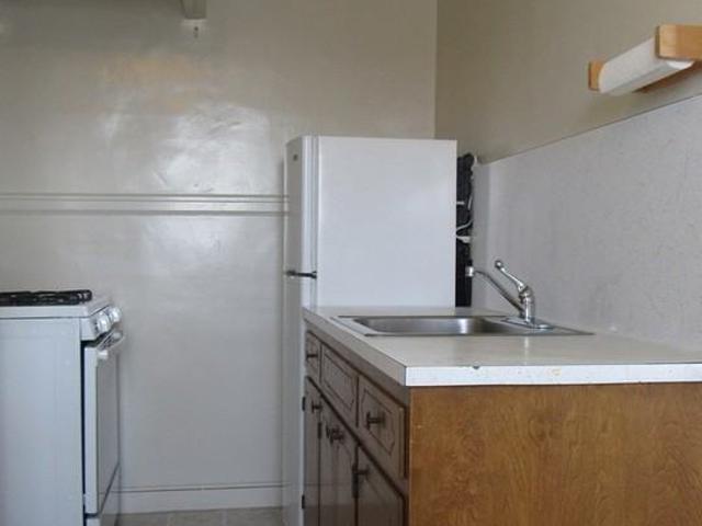 10TH Studio Apartment for Rent at 1401 10th Ave, San Francisco, CA 94122 Inner Sunset