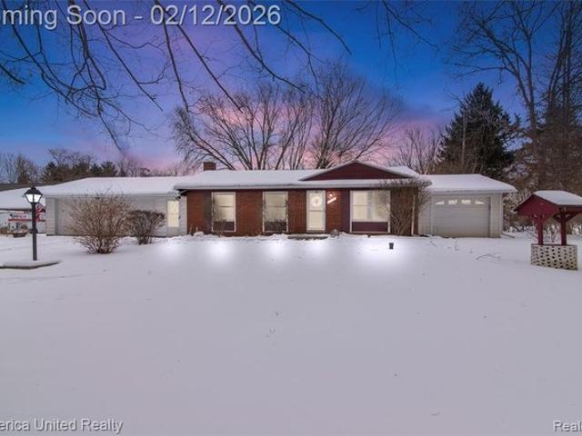 11043 Hamburg Rd, Hamburg Township, MI 48189
