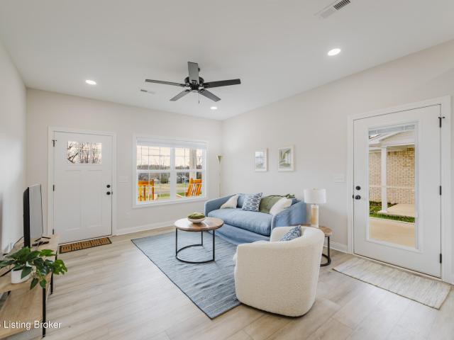 1104 N Main St