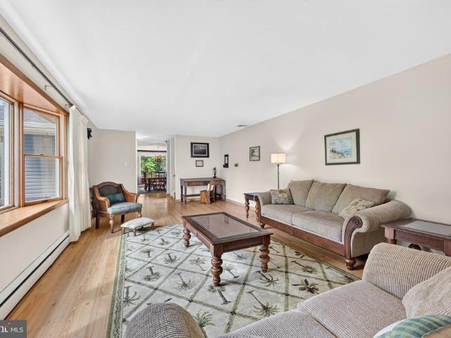 1104 Gloria Lane