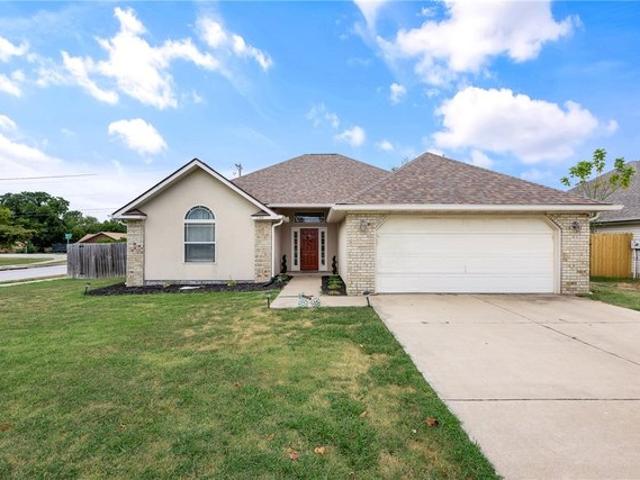 1104 Lavona Ln, Siloam Springs, AR 72761