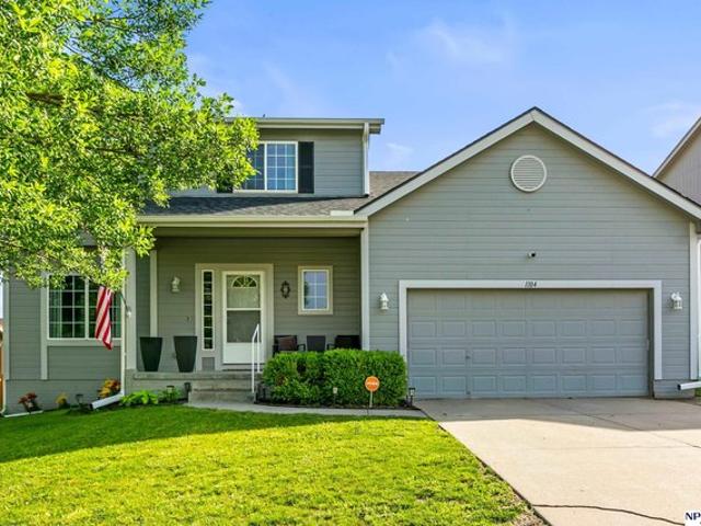 1104 Valleyview Dr, Papillion, NE 68046