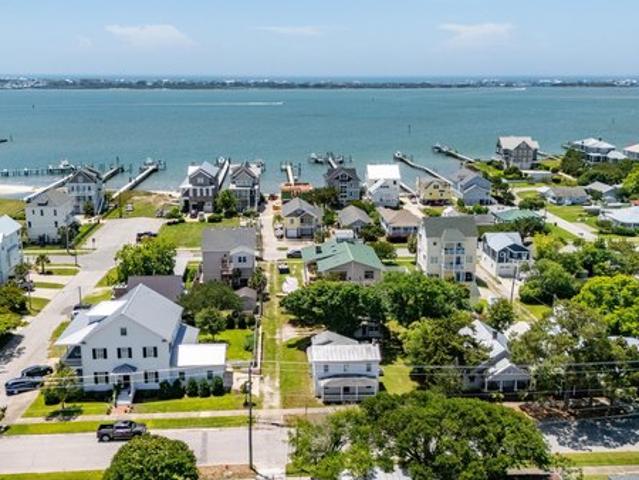 1105 Evans St, Morehead City, NC 28557