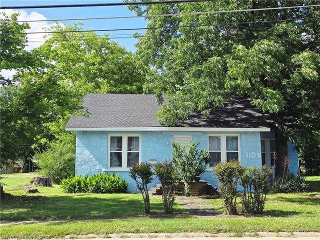 1105 E Walnut St, Paris, AR 72855