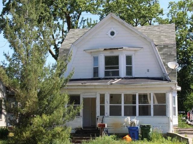 1105 Gilbert St, Charles City, IA 50616