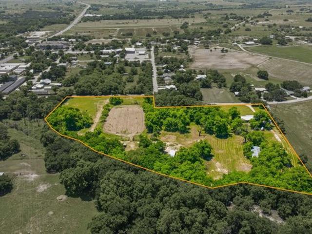 1105 Indian Creek Dr, Comanche, TX 76442