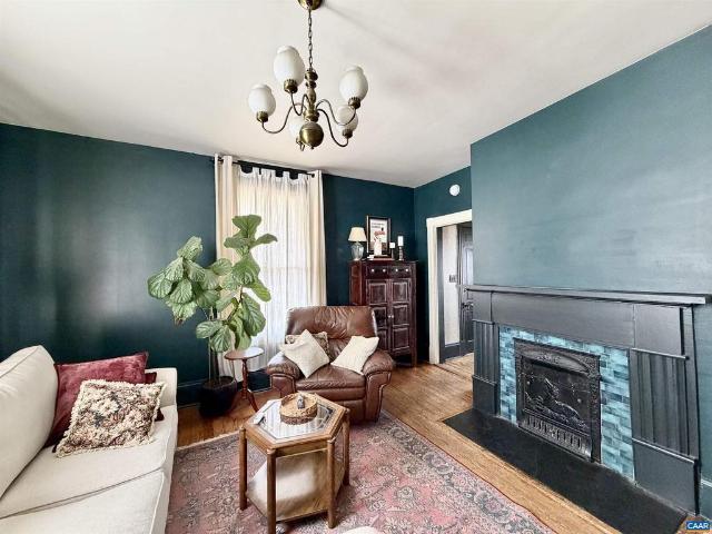 1105 Little High St