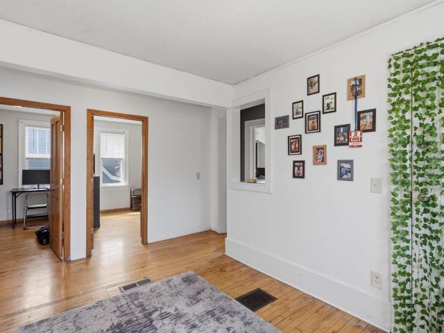 1105 Rose Avenue E