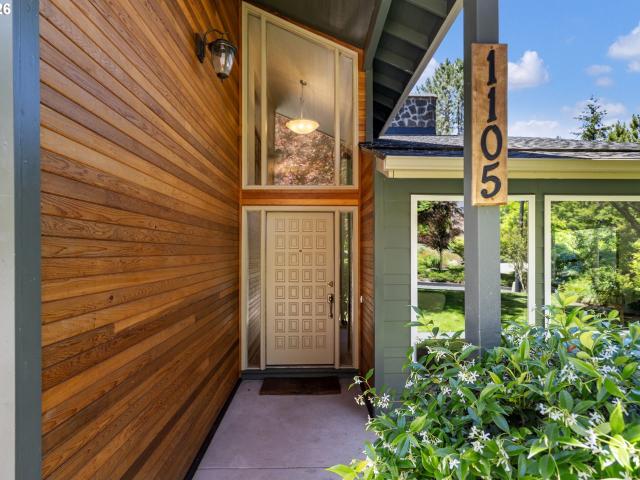 1105 SW 10TH DR