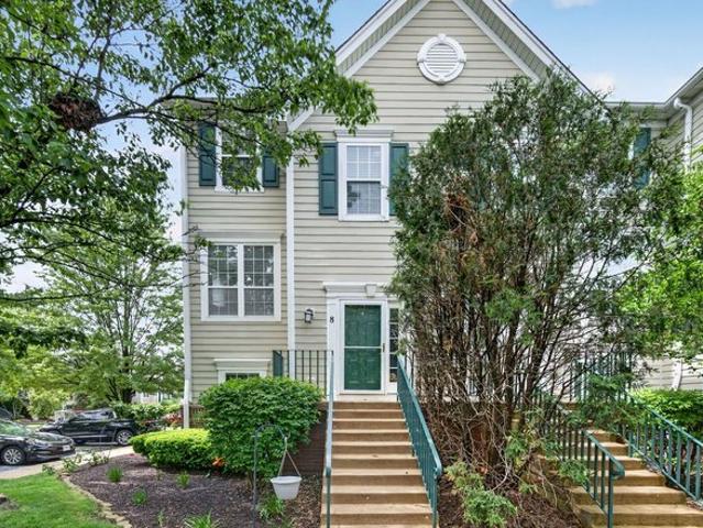 1105 Village Center Pkwy Unit 8, Aurora, IL 60506