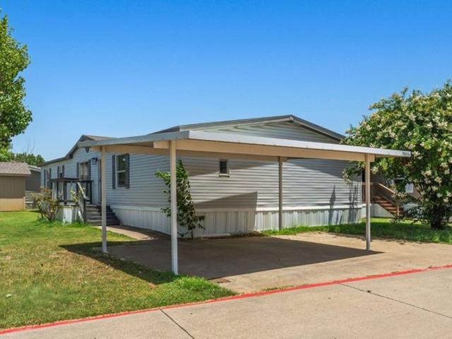 11066 Peninsula Ln, Fort Worth, TX 76244