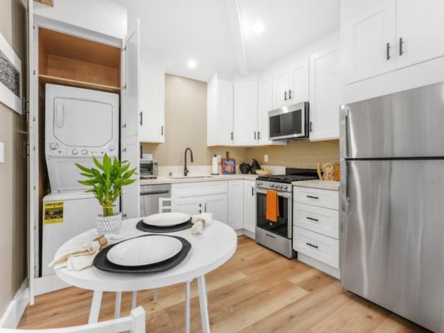 1106 N Beachwood Dr, Burbank, CA 91506