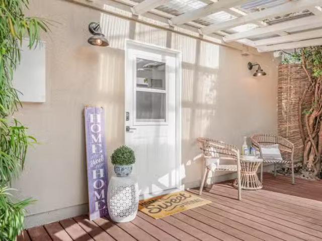 1106 N Beachwood Dr, Burbank, CA 91506