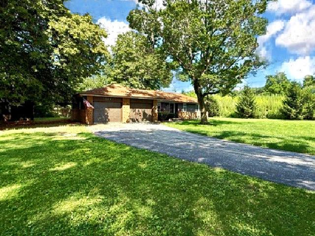 1106 E PEARL Drive