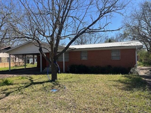 1106 W End Ave, Clarksville, TX 75426