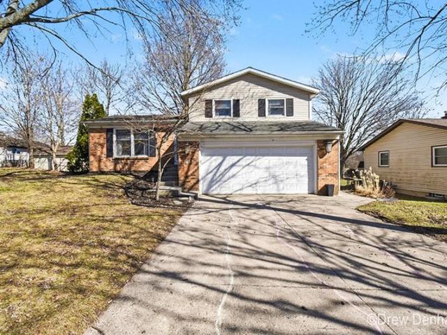 1106 Walwood Dr NE, Grand Rapids, MI 49505