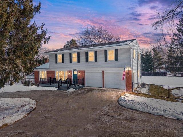 11071 Silver Dr, Whitmore Lake, MI 48189