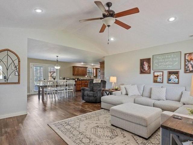 11074 Iris Rd, Neosho, MO 64850