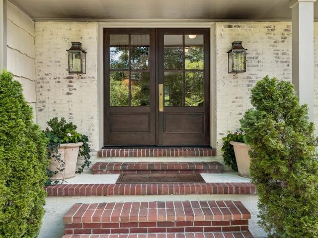 1107 Dickinson Ln