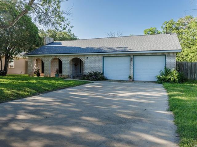 1107 E San Antonio St, Pearsall, TX 78061