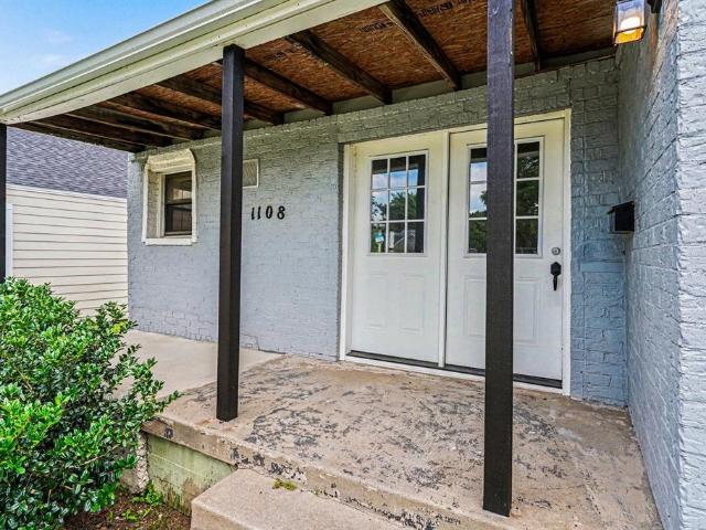 1108 E Robert Street