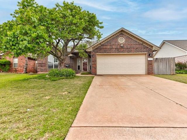 1109 NE 25th St, Moore, OK 73160