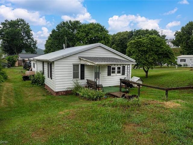 1109 Cemetery Dr, Coshocton, OH 43812