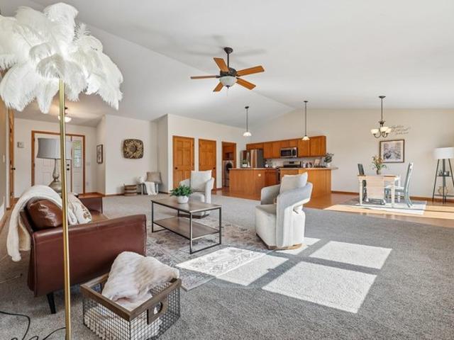 1109 Hickory Ln, Watertown, WI 53094