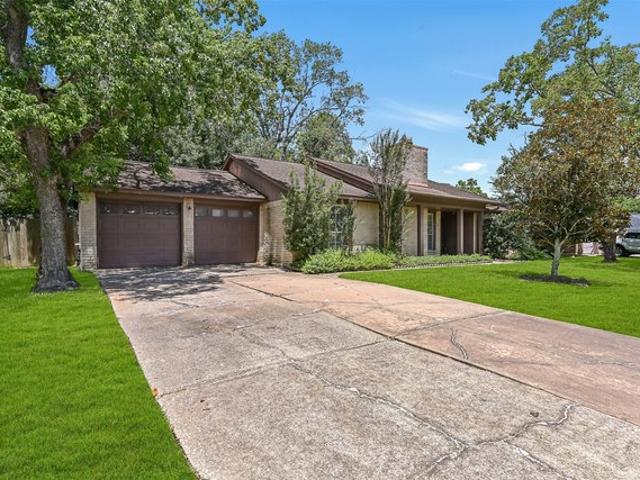 1109 W Castlewood Ave, Friendswood, TX 77546