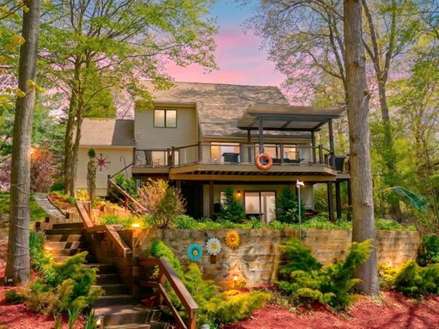 11003 South Dr, Plainwell, MI 49080