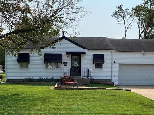 11000 Saint Ambrose Ln, Saint Ann, MO 63074