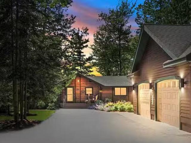 11009 LAKE SHORE DR, CHARLEVOIX, MI 49720 Single Family Reside.
