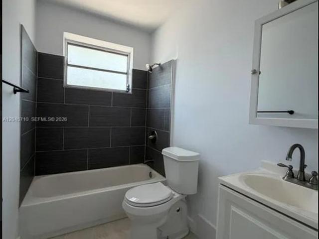 $1100 month Room by 59/Biscayne Females