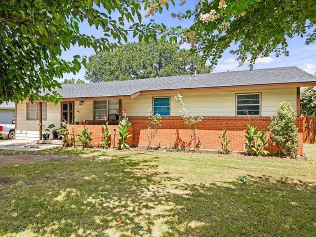 1100 N Church St, Decatur, TX 76234
