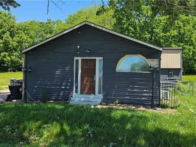 1100 N Independence St, Pleasant Hill, MO 64080