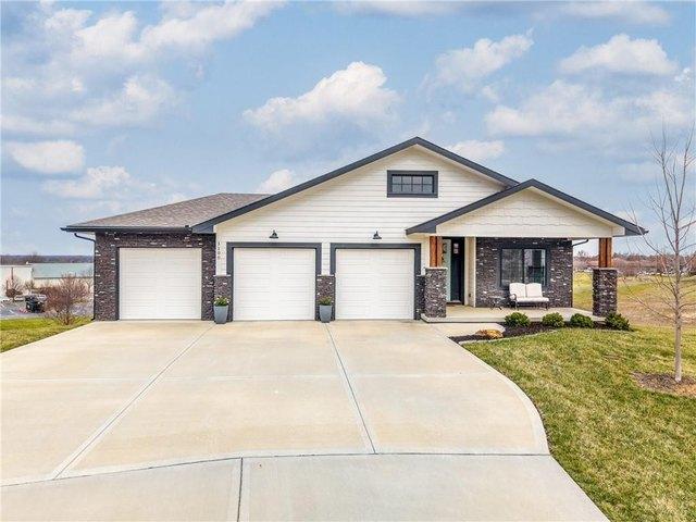 1100 NE Goshen Ct, Lee's Summit, MO 64064