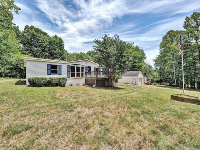 1100 Cox St, Huddleston, VA 24104