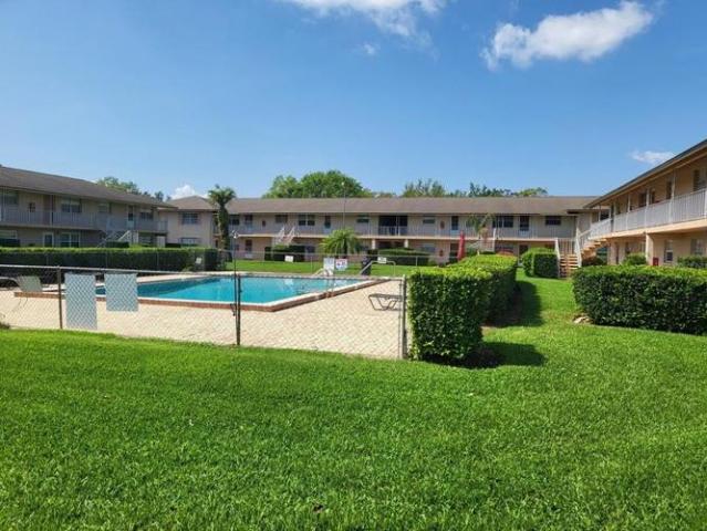 1100 E Caroline St #107, Tavares, FL 32778