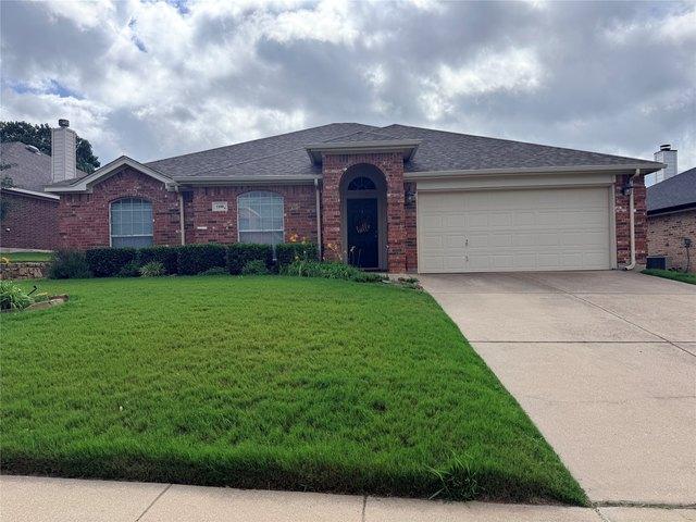 1100 Linden Dr, Burleson, TX 76028