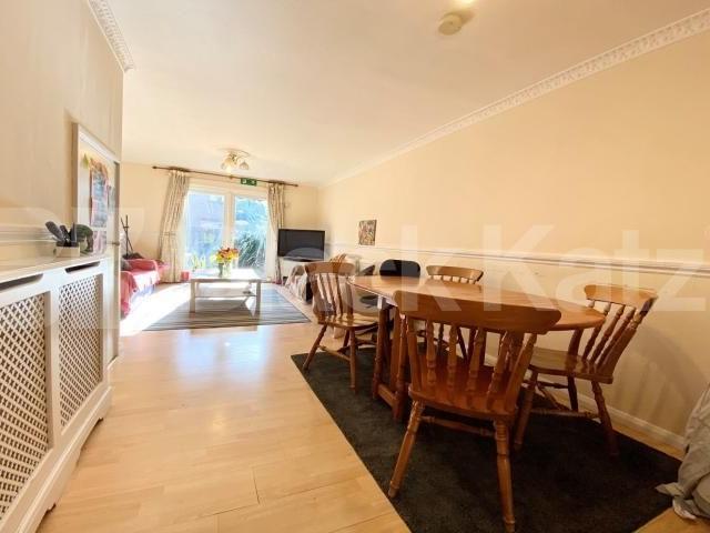 1100 Sq.Ft. of living & entertaining space with hot water & heating included