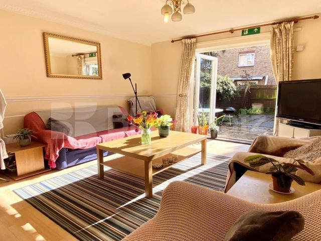1100 Sq.Ft. of living & entertaining space with hot water & heating included