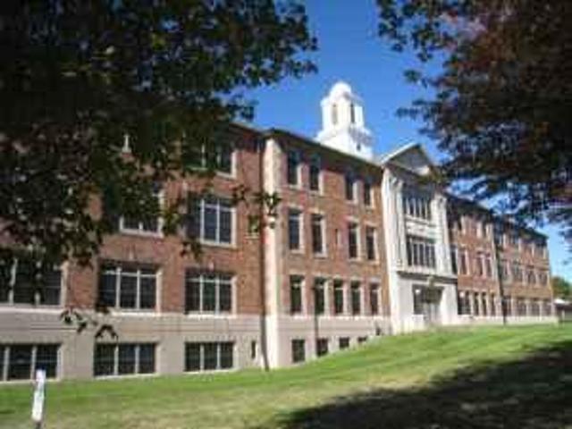 $1100 / 1br Spacious contemporary in historic school Middletown