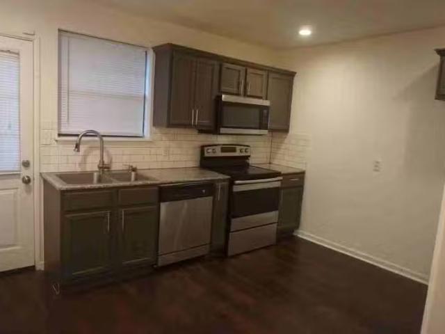 $1100 2 Bed 1 Bath House In Montgomery Convenient to Faulkner.