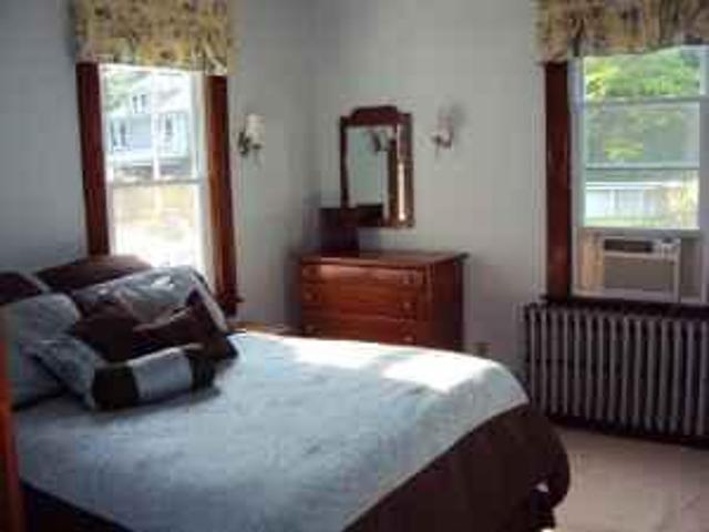 $1100 / 2br Updated, Spacious Apt in 2 Fam Home w/ Office, Private Porch & Garage Cromwell map